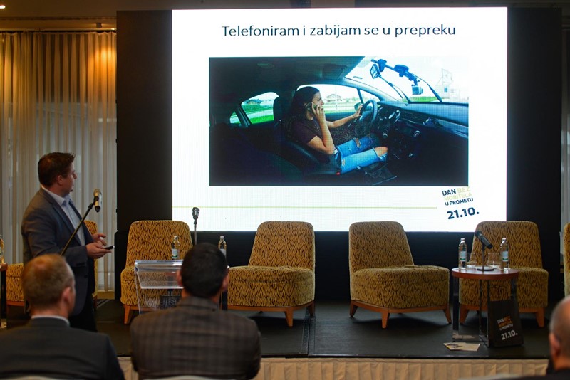 Hrvati previše koriste mobitele u prometu, najavljuju se više kazne ... Hrvati previše koriste mobitele u prometu, najavljuju se više kazne ...
